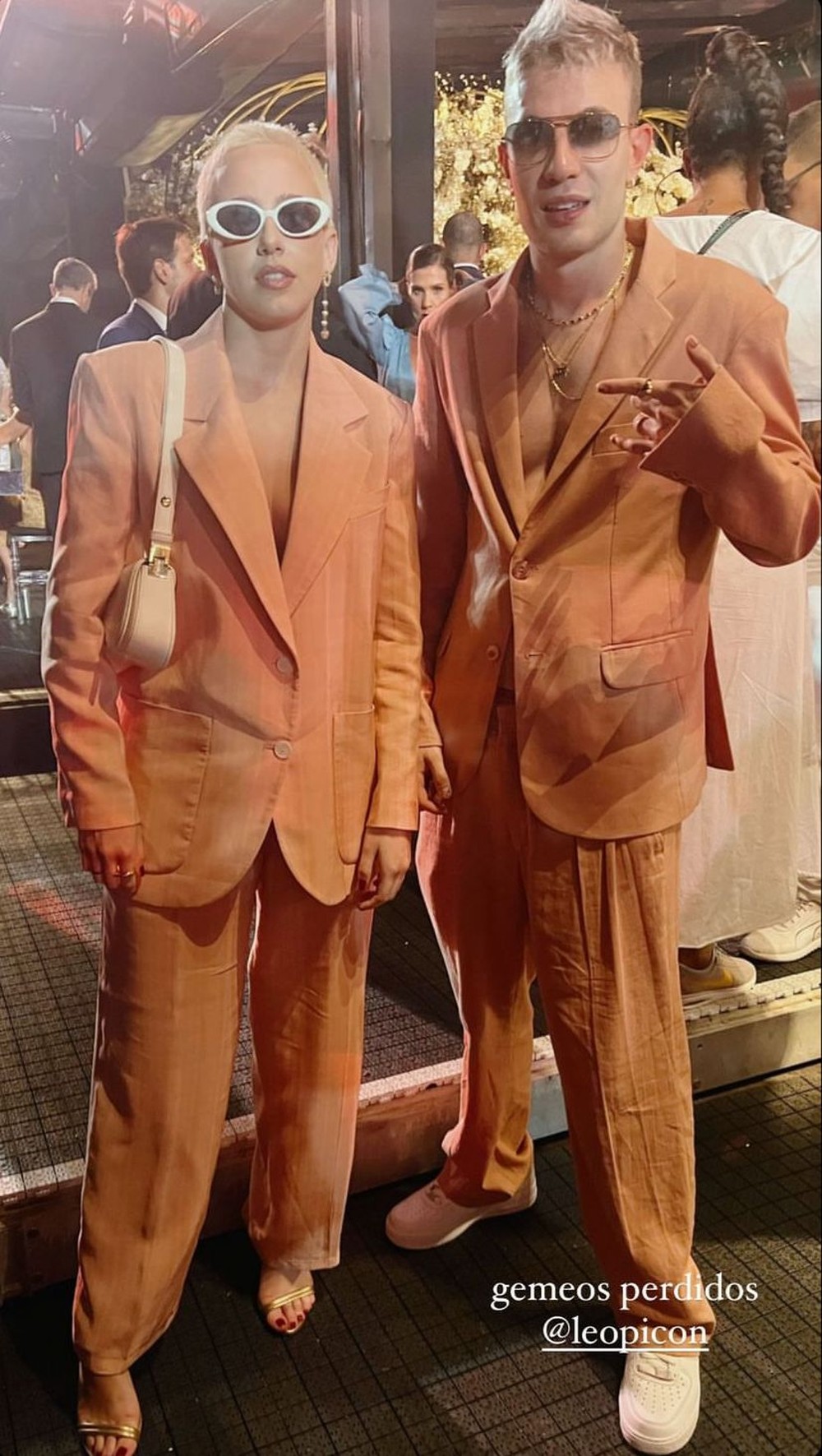 Marcella Rica e Leo Picon se vestem iguais para casamento de Carol ...