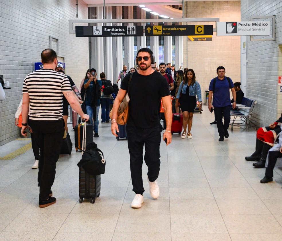 Cauã Reymond desembarca no Rio usando fone de ouvido de R$ 6,5 mil