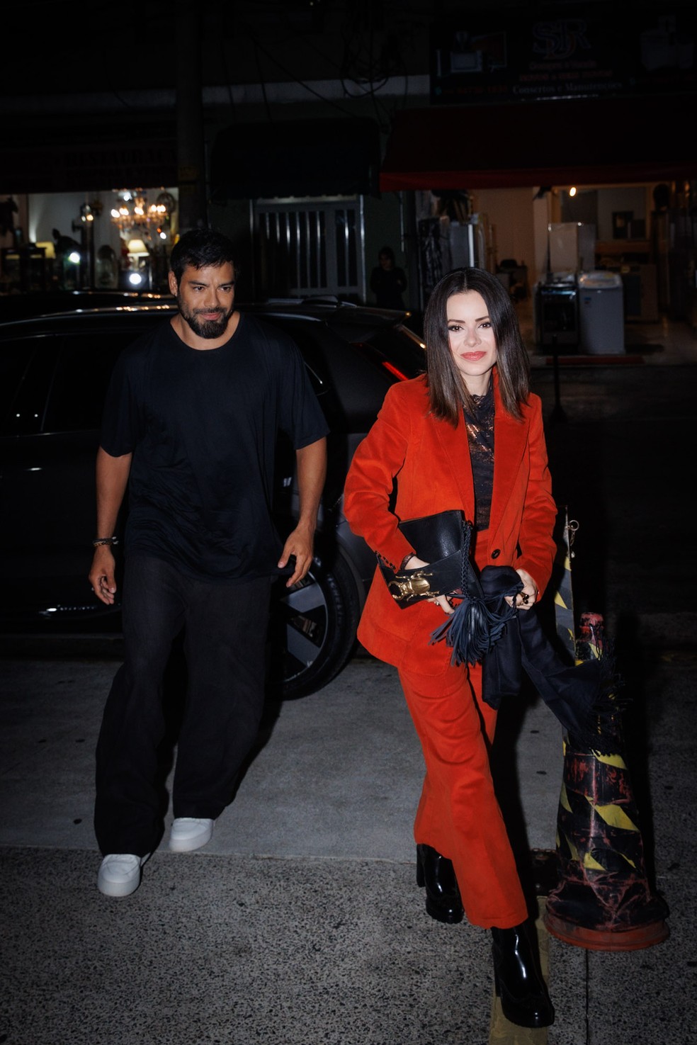 Sandy faz primeira aparição pública com novo namorado