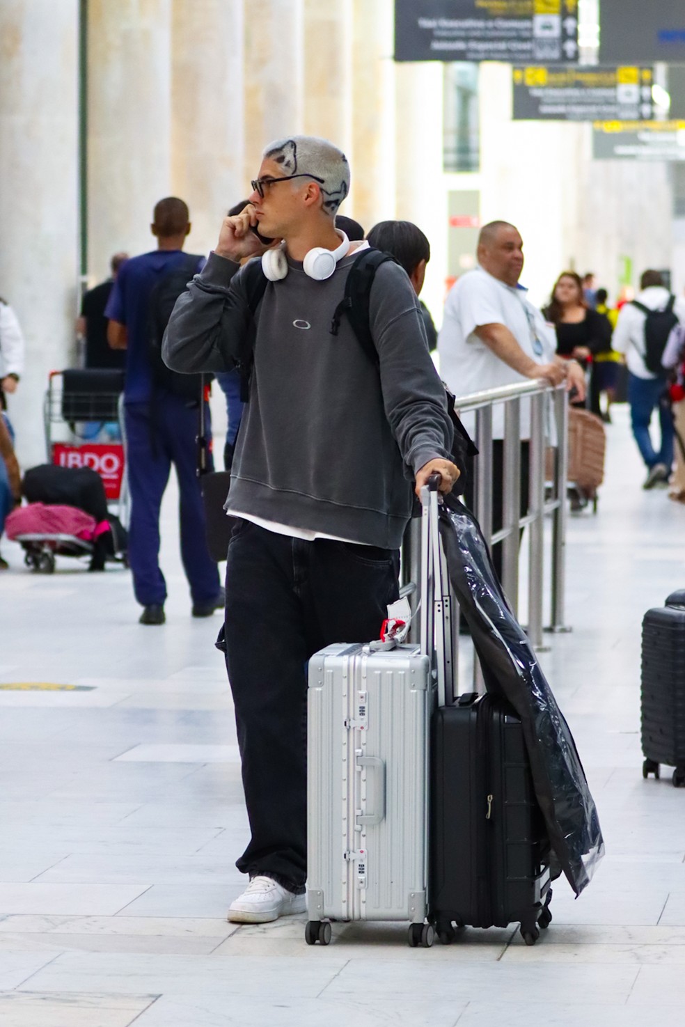 Ex-BBB Gabriel Fop desembarca no Rio com novo visual