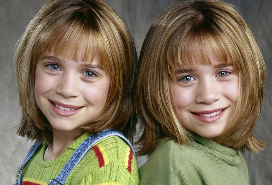 Ex-estrelas mirins, gêmeas Mary-Kate e Ashley Olsen fazem aparição rara ...