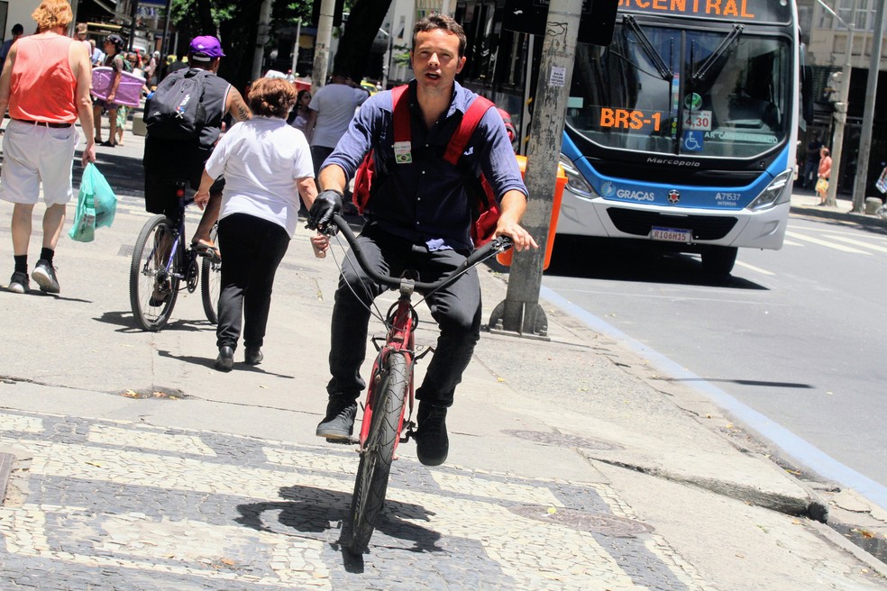 Ex-'Malhação' Daniel Dalcin vende frango assado e faz entregas ...