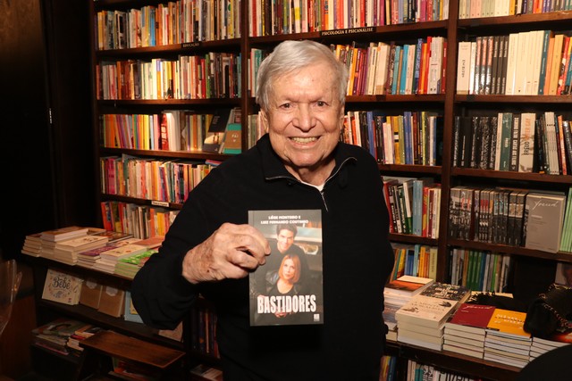 Boni faz primeira aparição após infarto e vai a evento com o filho