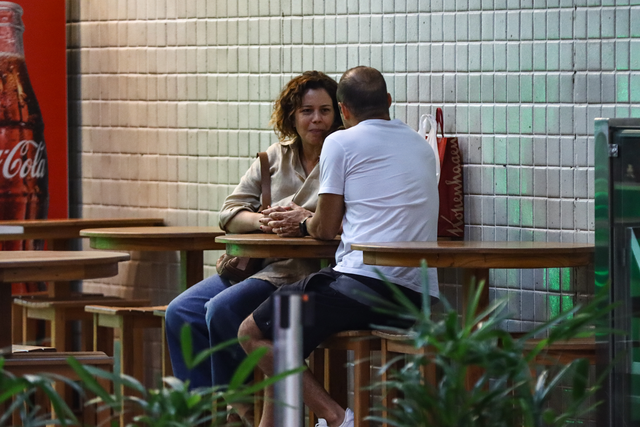 Grávida, Leandra Leal faz rara aparição com o marido em aeroporto do Rio