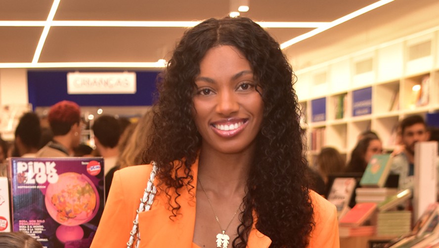 Ex-BBB Tina Calamba faz aparição pública rara com as filhas, Raquel e Alana