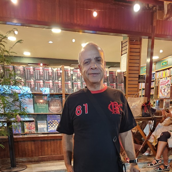 Em aparição rara, Zico faz alegria de fãs e posa para fotos