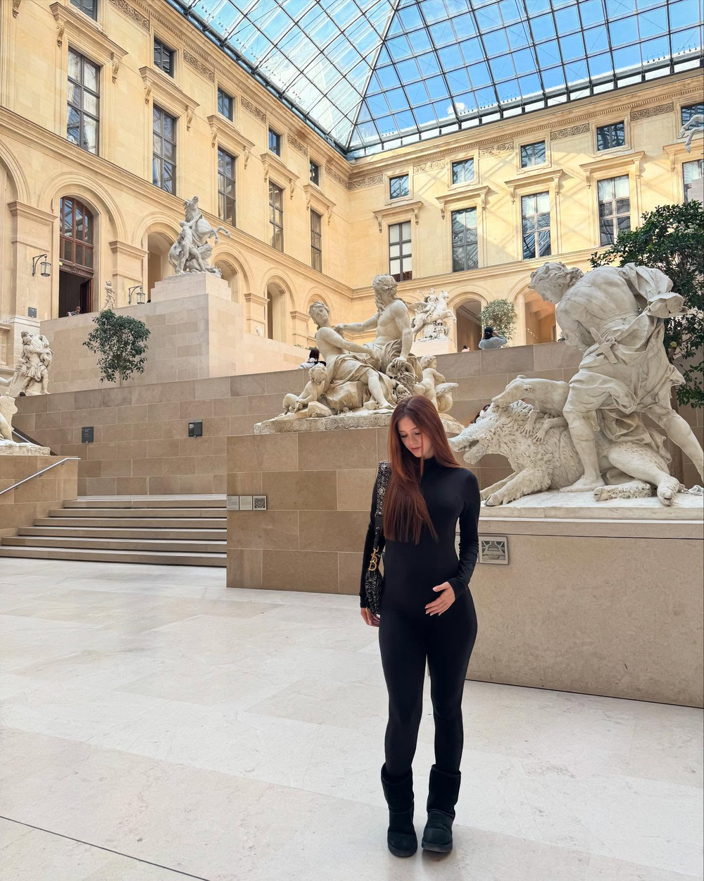 Amanda Araújo posa em Paris e mostra barriguinha de gravidez do filho ...