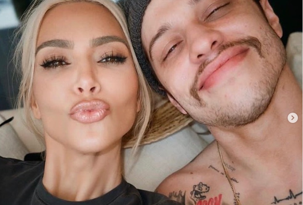 Pete Davidson, ex de Kim Kardashian, gasta R$ 1,1 milhão para remover tatuagens do corpo; veja ...