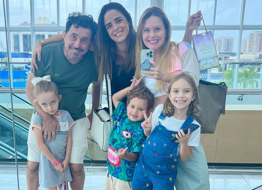 Mariana Bridi curte feriado com as filhas, o pai e madrasta