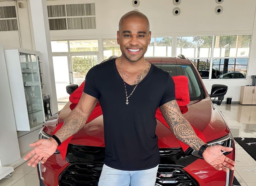 Cezar Black recebe carro que ganhou em prova do anjo no BBB 23