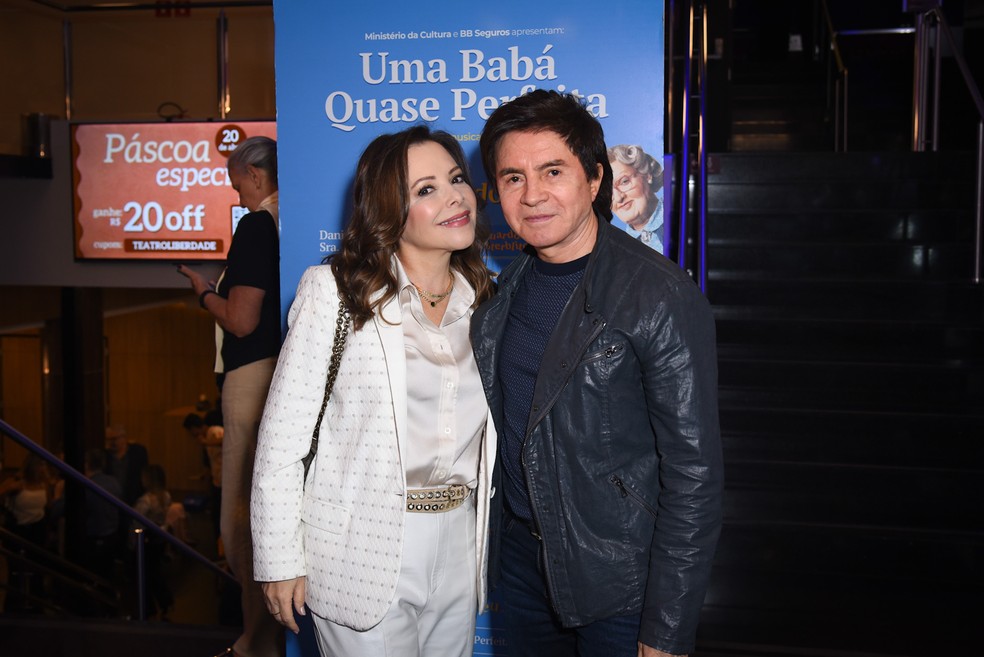 Xororó e Noely prestigiam Eduardo Sterblitch em musical em São Paulo; fotos