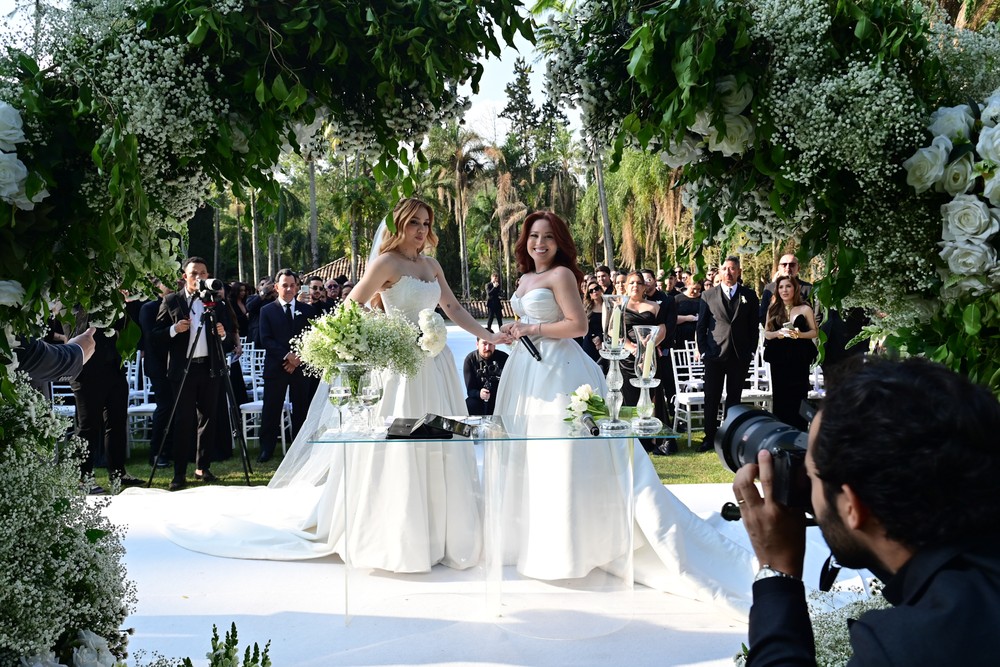 Mari Fernandez e Júlia Ribeiro se casam em cerimônia luxuosa no ...