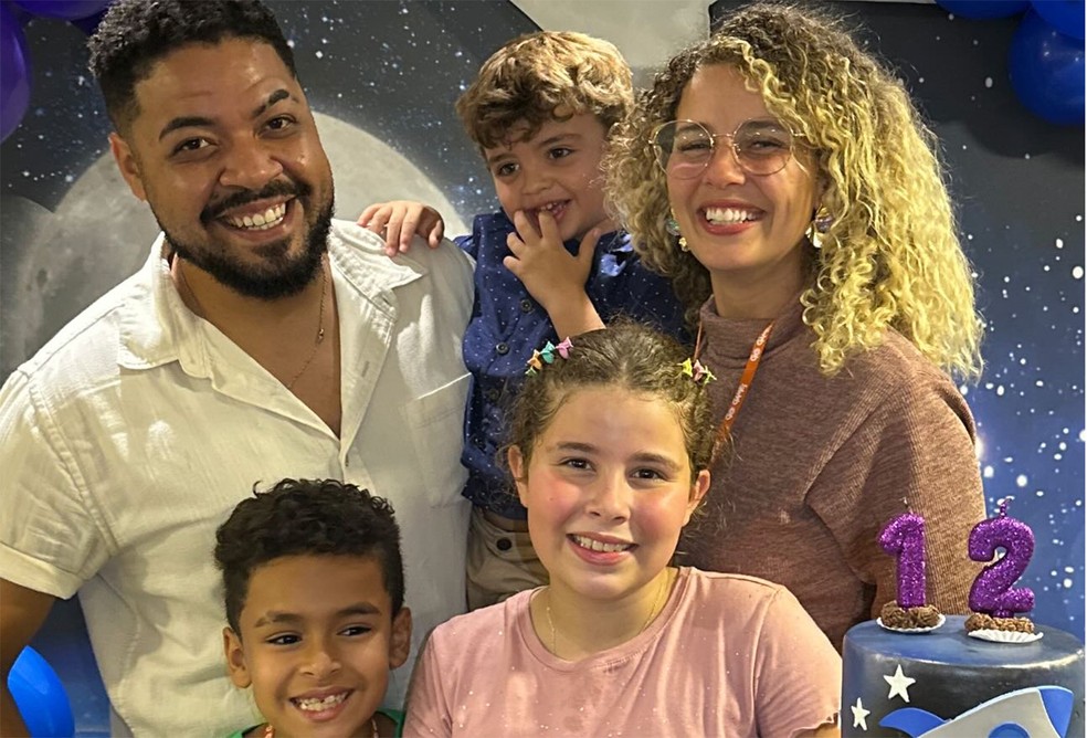 Debby Lagranha (com o namorado, Gustavo Farias) comemora os 12 anos da ...