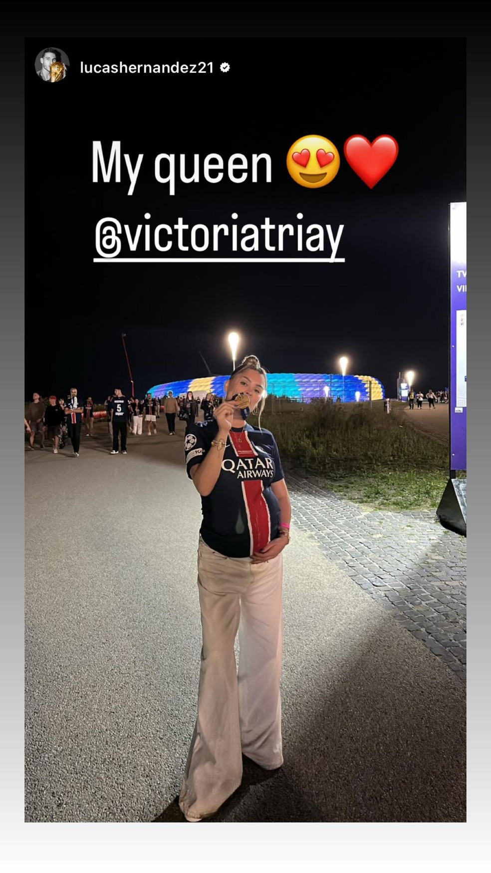 Modelo brasileira grávida de zagueiro do PSG rouba a cena na final da ...