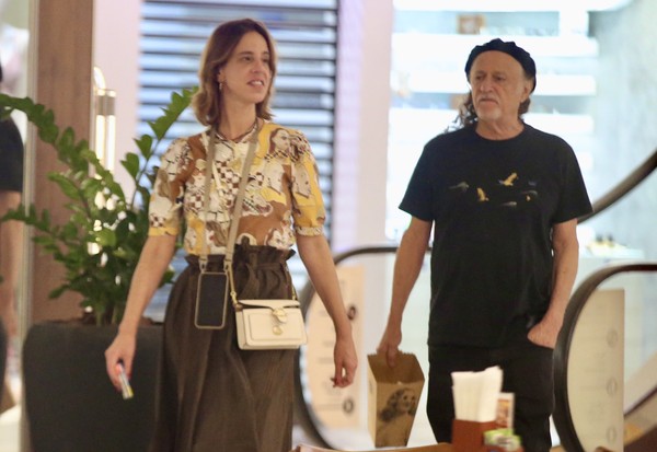 Alceu Valença curte passeio com a esposa em aparição rara do casal; fotos