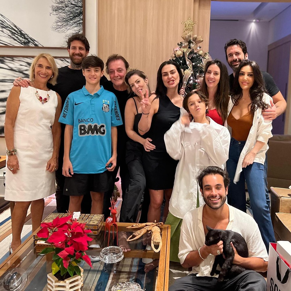 Fábio Jr. posta fotos com a esposa e os 5 filhos: 'Amo vocês muitão'
