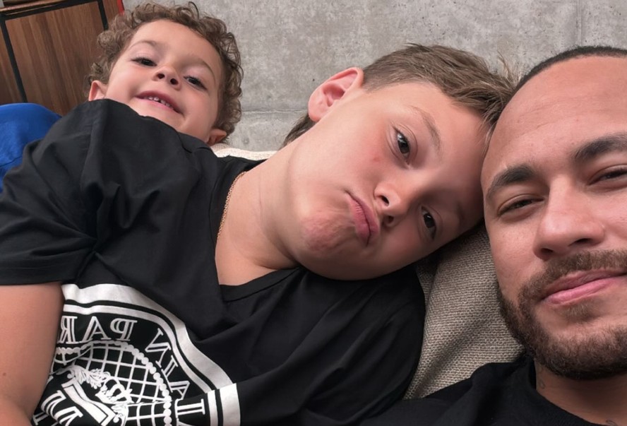 Neymar se derrete ao encontrar filho e caçula da ex-namorada: 'Estava ...