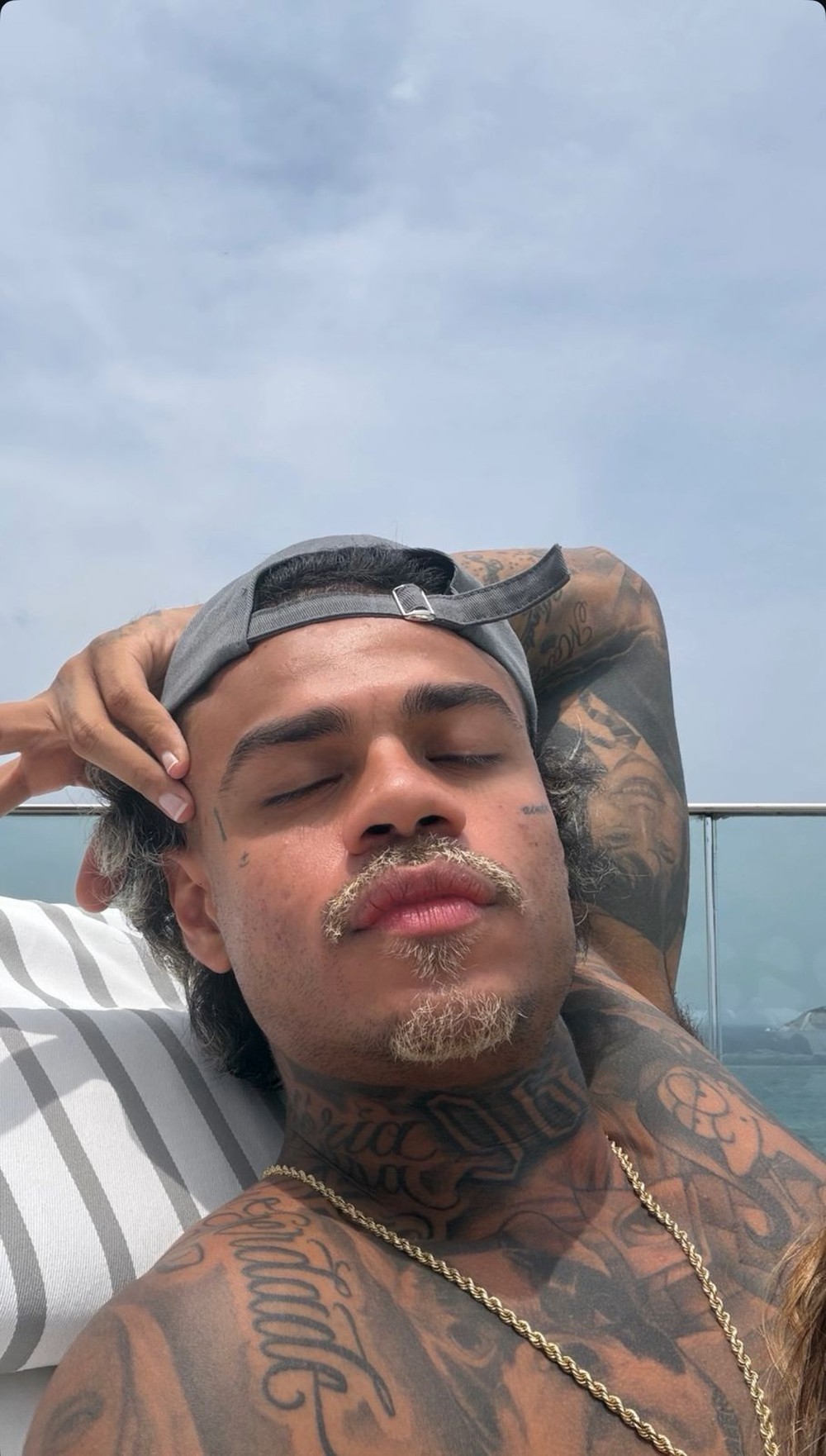 MC Cabelinho relaxa à beira da piscina na companhia da namorada; fotos