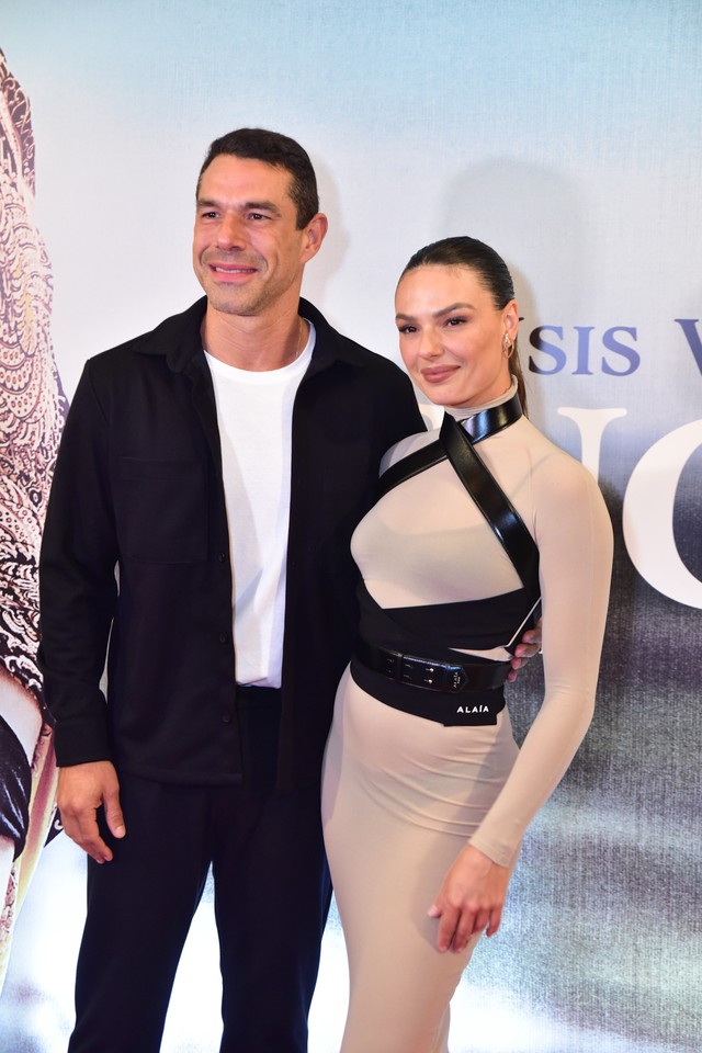 Isis Valverde aposta em look transparente para estreia de filme 'Angela ...