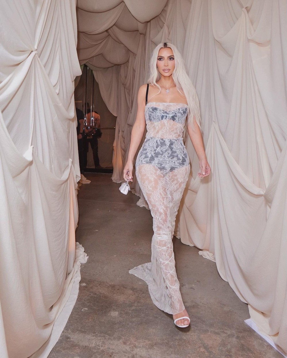 Kim Kardashian arrasa de look supertransparente: 'Parabéns para mim'