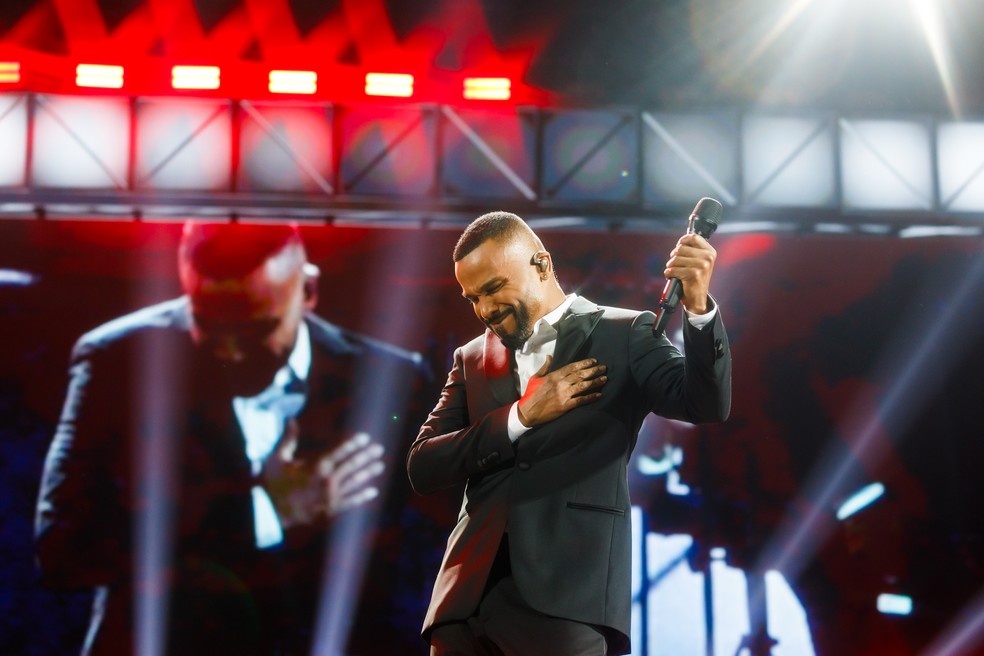 Alexandre Pires canta com Só Pra Contrariar em turnê acústica em São Paulo