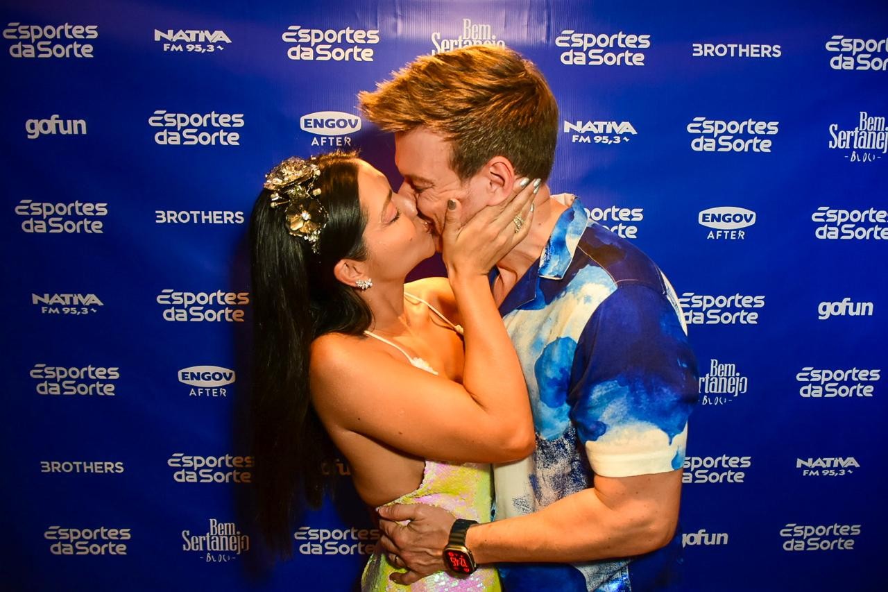 Laura Neiva vai às compras na companhia da mãe, irmã e filhos em shopping no Rio