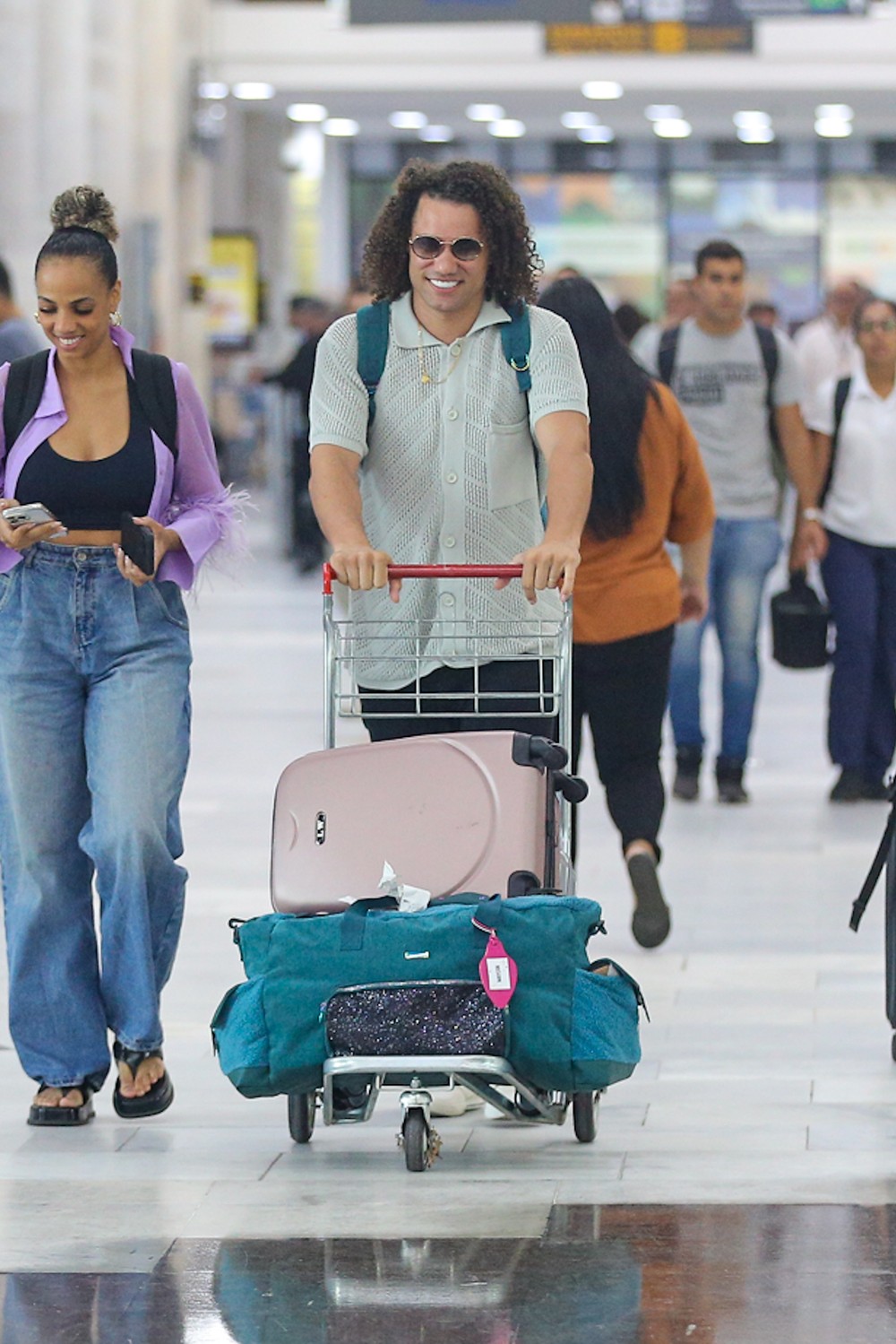 Vanessa Lopes e outros ex-BBBs desembarcam no aeroporto do Rio de Janeiro