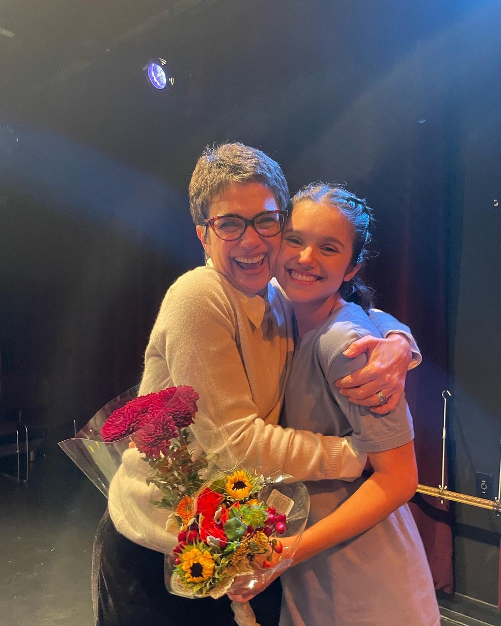 Sandra Annenberg baba pela filha em estreia no teatro: 'Orgulho e emoção'