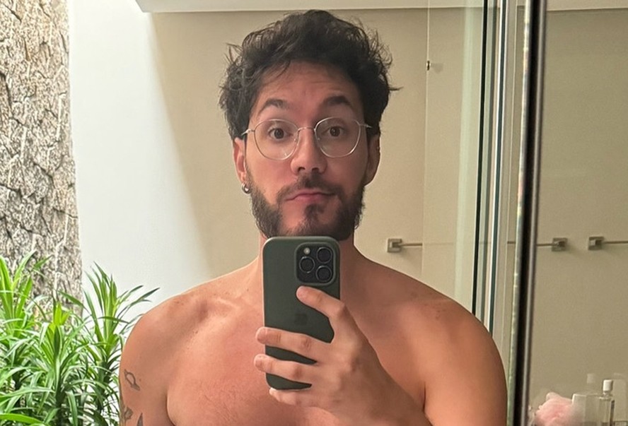 Eliezer posa sem camiseta e brinca: 'Não tô de dieta à toa, quero biscoito'