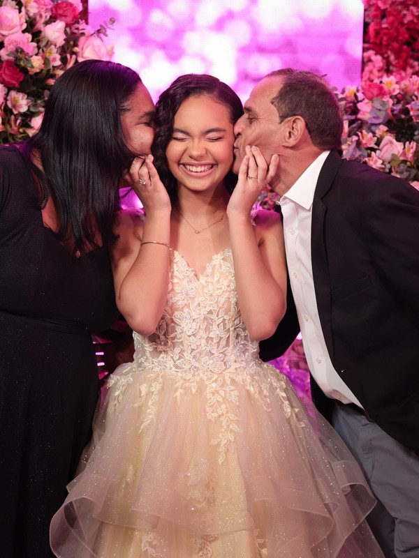 Cantora gospel Maria Marçal faz festança à la princesa pelos 16 anos