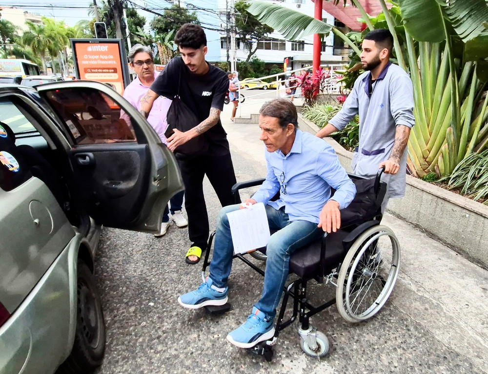 Mário Gomes deixa emergência e explica motivo de desmaios