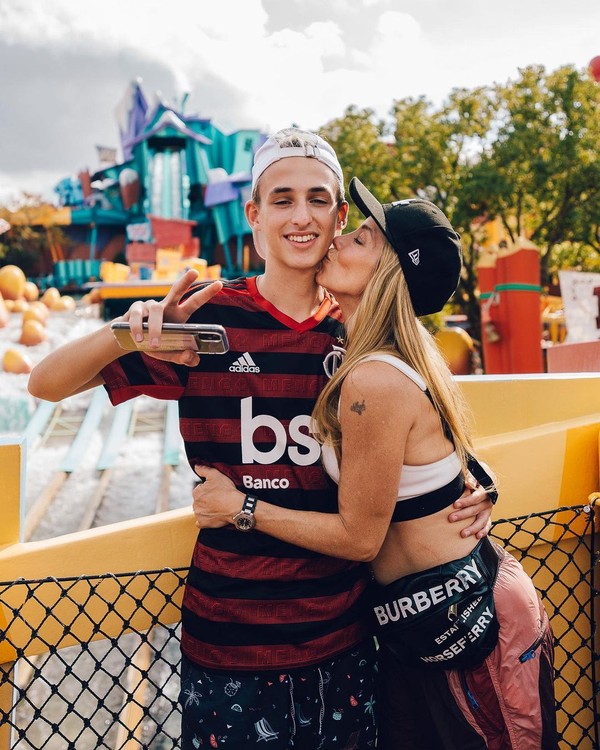 Danielle Winits celebra aniversário de 15 anos do filho mais velho em Orlando: 'Meu par'