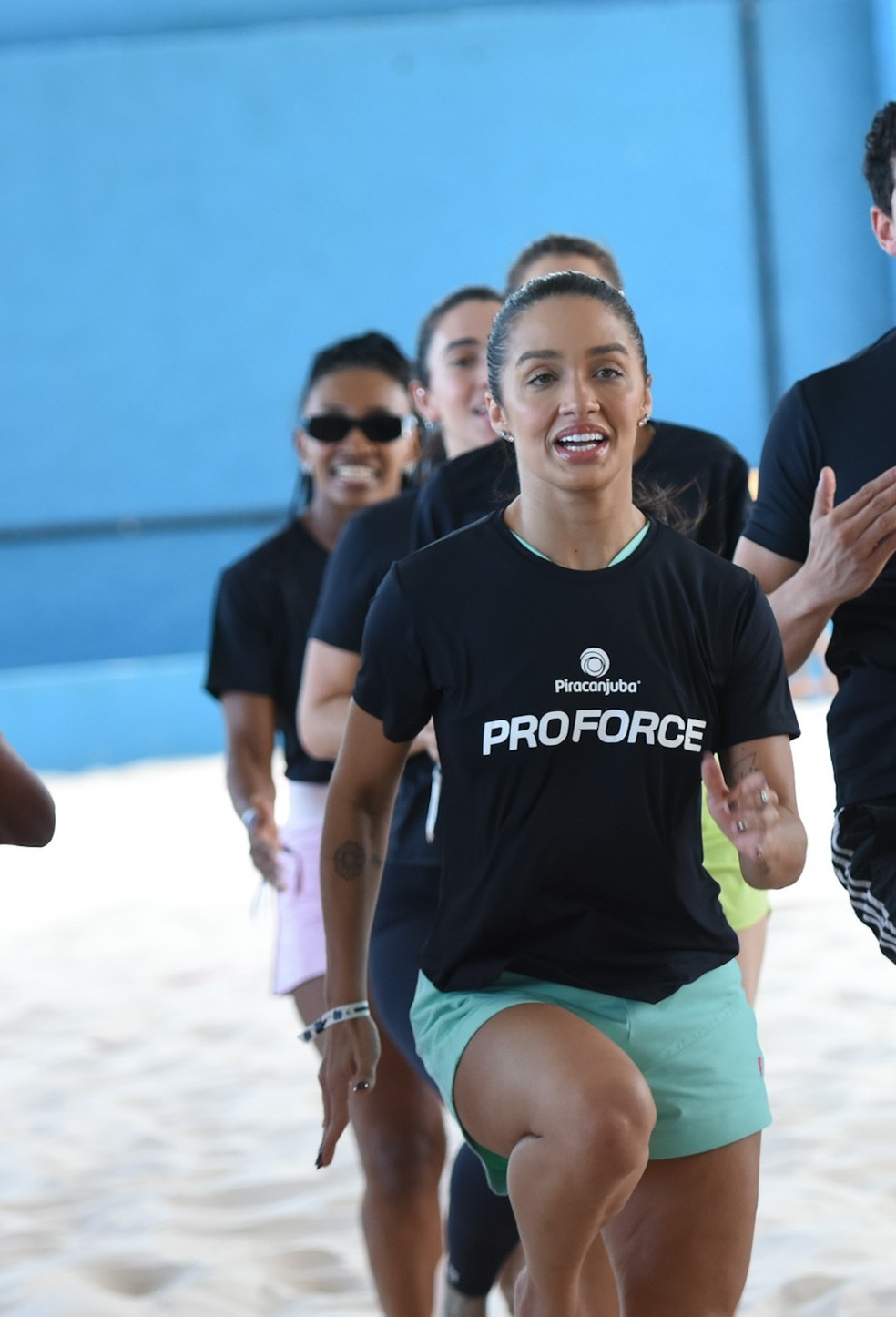 Sextou fitness! Famosos cuidam do corpo com atividades físicas