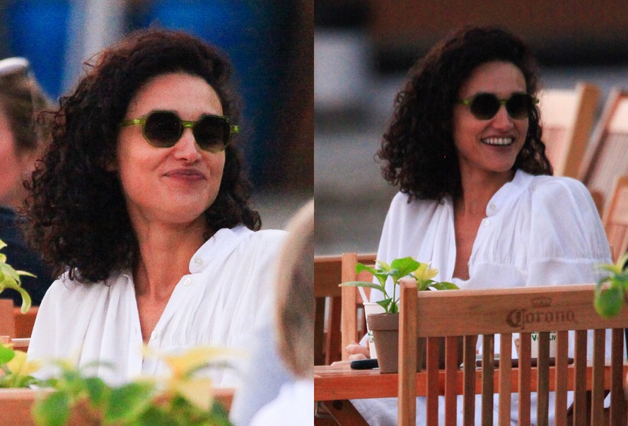 Débora Nascimento é clicada sorridente em fim de tarde em praia no Rio