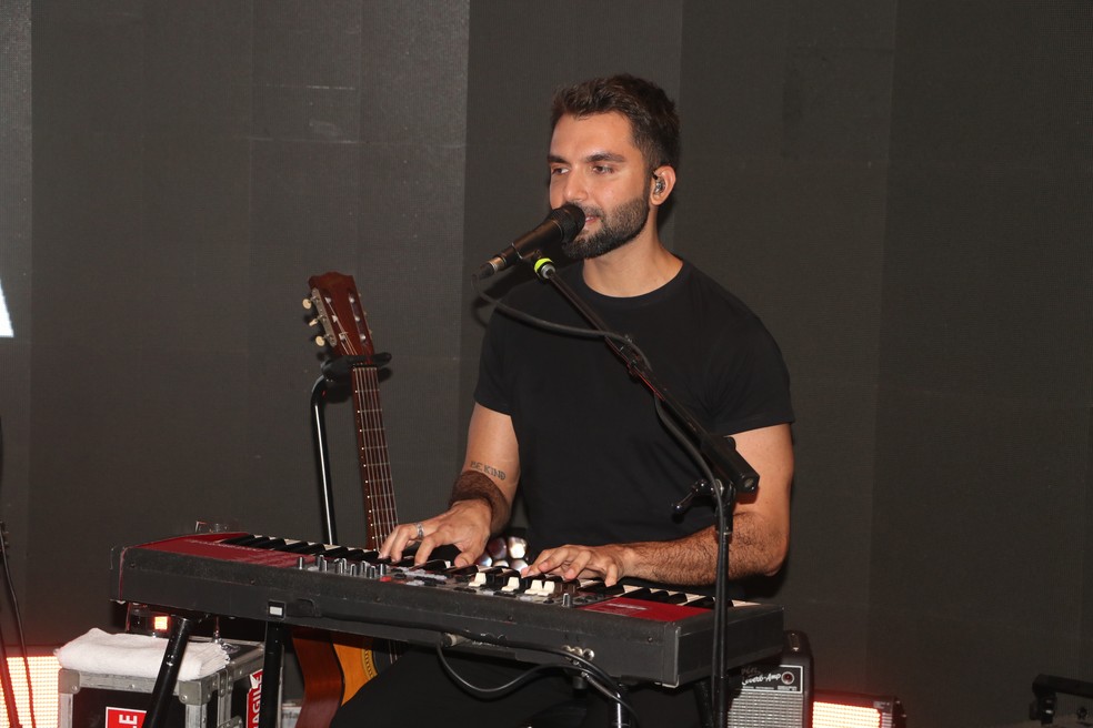 Thales Bretas confere show do namorado, Silva, no Rio de Janeiro