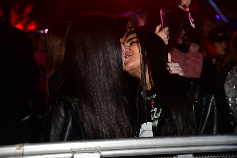 Sertaneja Yasmin Santos e a namorada, Maria Venture, beijam muito em show