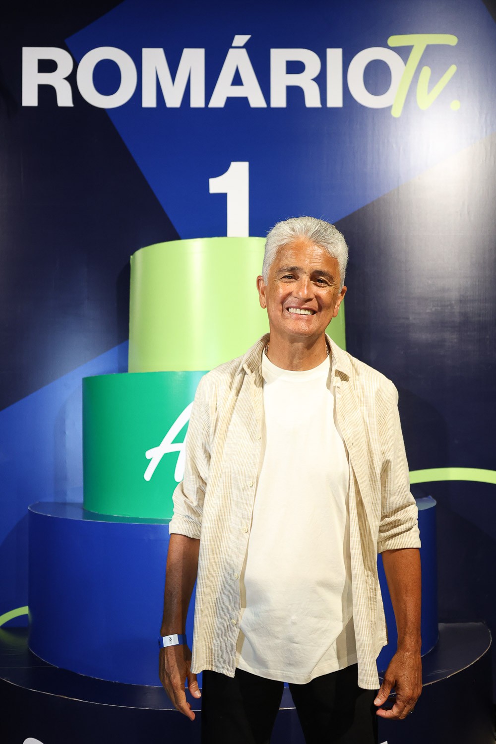 Romário desce até o chão e reencontra Bebeto em comemoração; fotos!