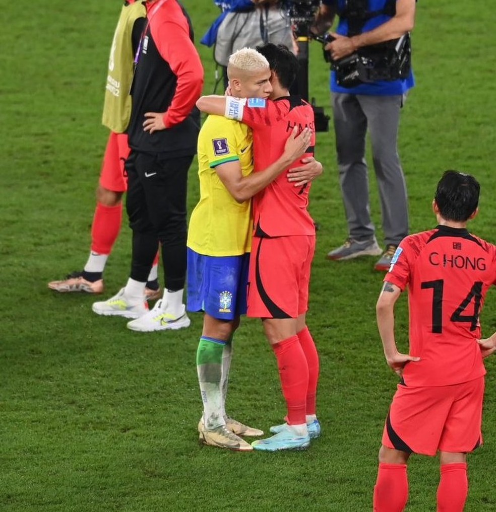 Richarlison consola Son após derrota da Coreia do Sul para o Brasil: 'Herói'