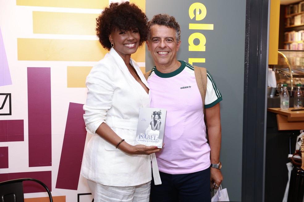 Isabel Fillardis beija o namorado em lançamento de livro no Rio de Janeiro
