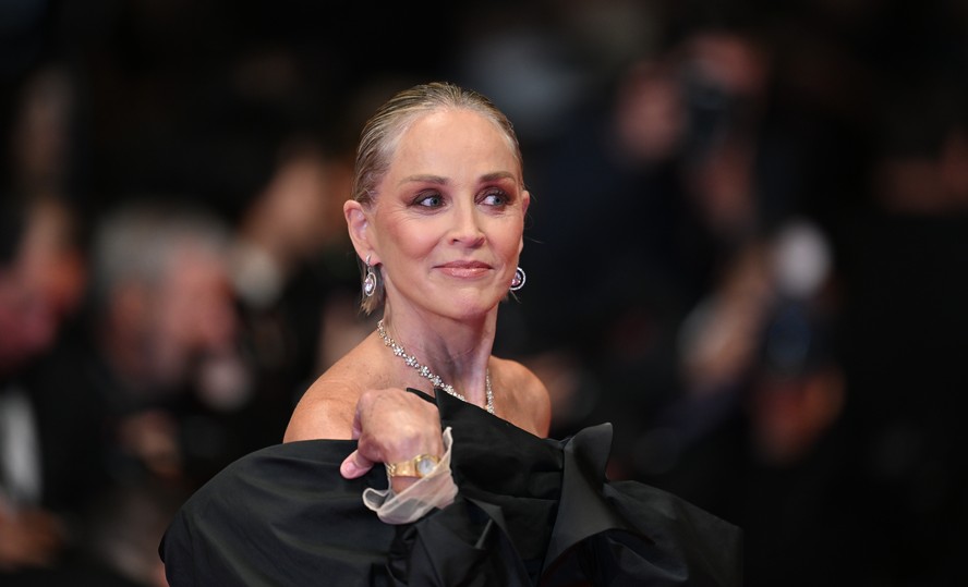Sharon Stone relata agressão física que a deixou com costelas fraturadas