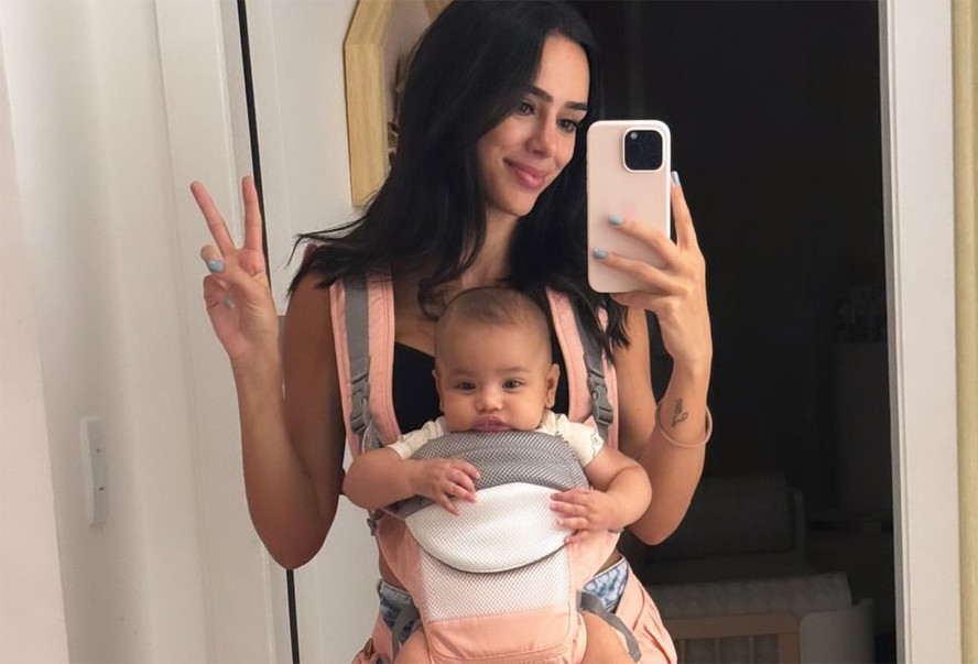 Bruna Biancardi encanta ao mostrar Mavie pronta para passear em 'canguru'