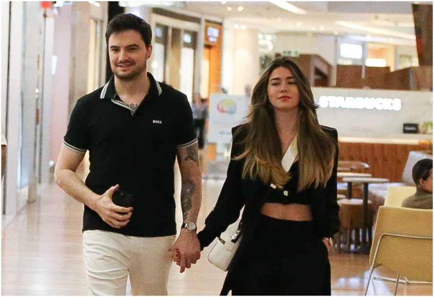 Felipe Neto passeia de mãos dadas com namorada por shopping no Rio