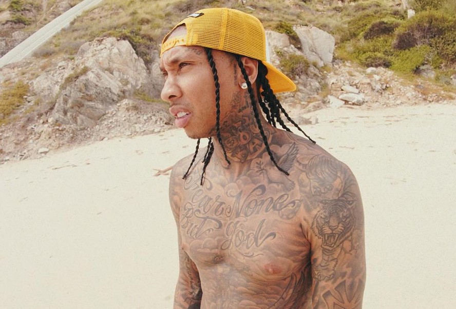 Rapper Tyga posa foto pelado em dia de praia