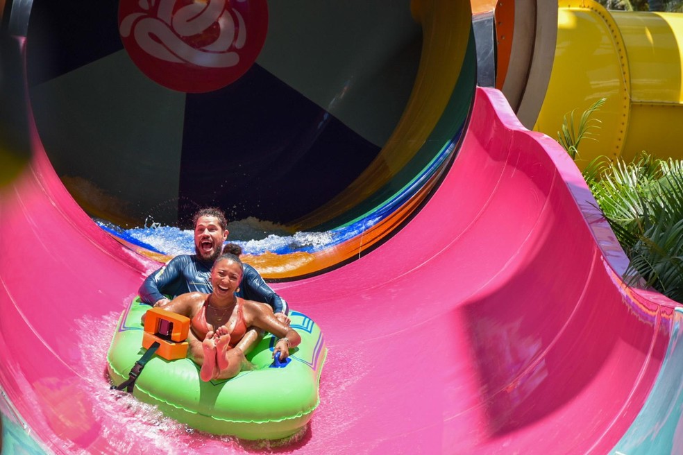 Famosos se divertem em lançamento de montanha-russa aquática mais alta ...