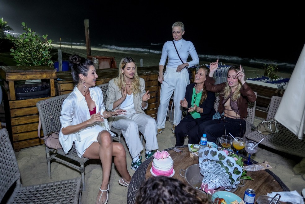 Bruna Griphao e Agatha Moreira vão ao aniversário de Anajú Dorigon em ...