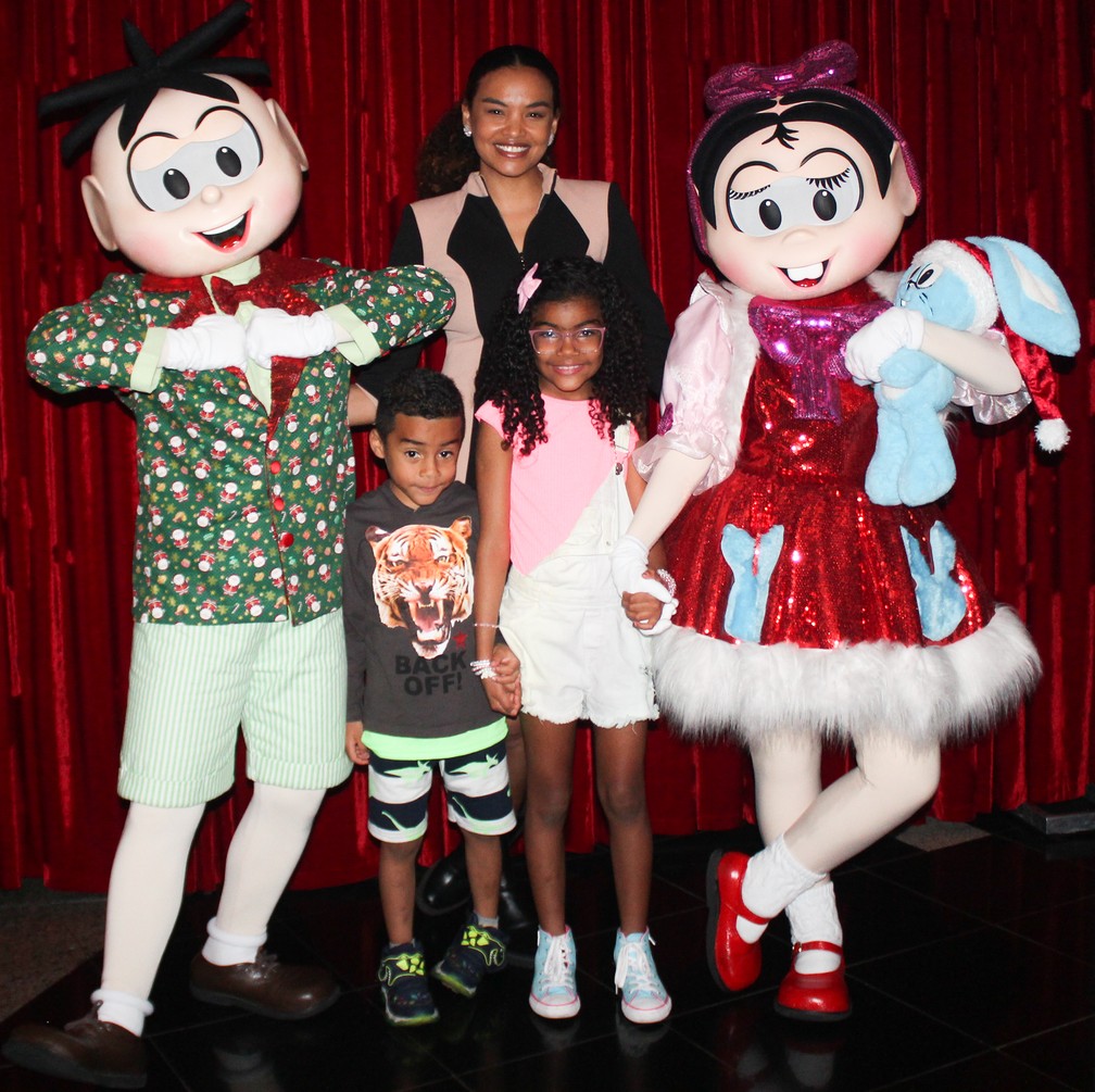 Famosos vão com os filhos à estreia do musical de Natal da Turma da Mônica