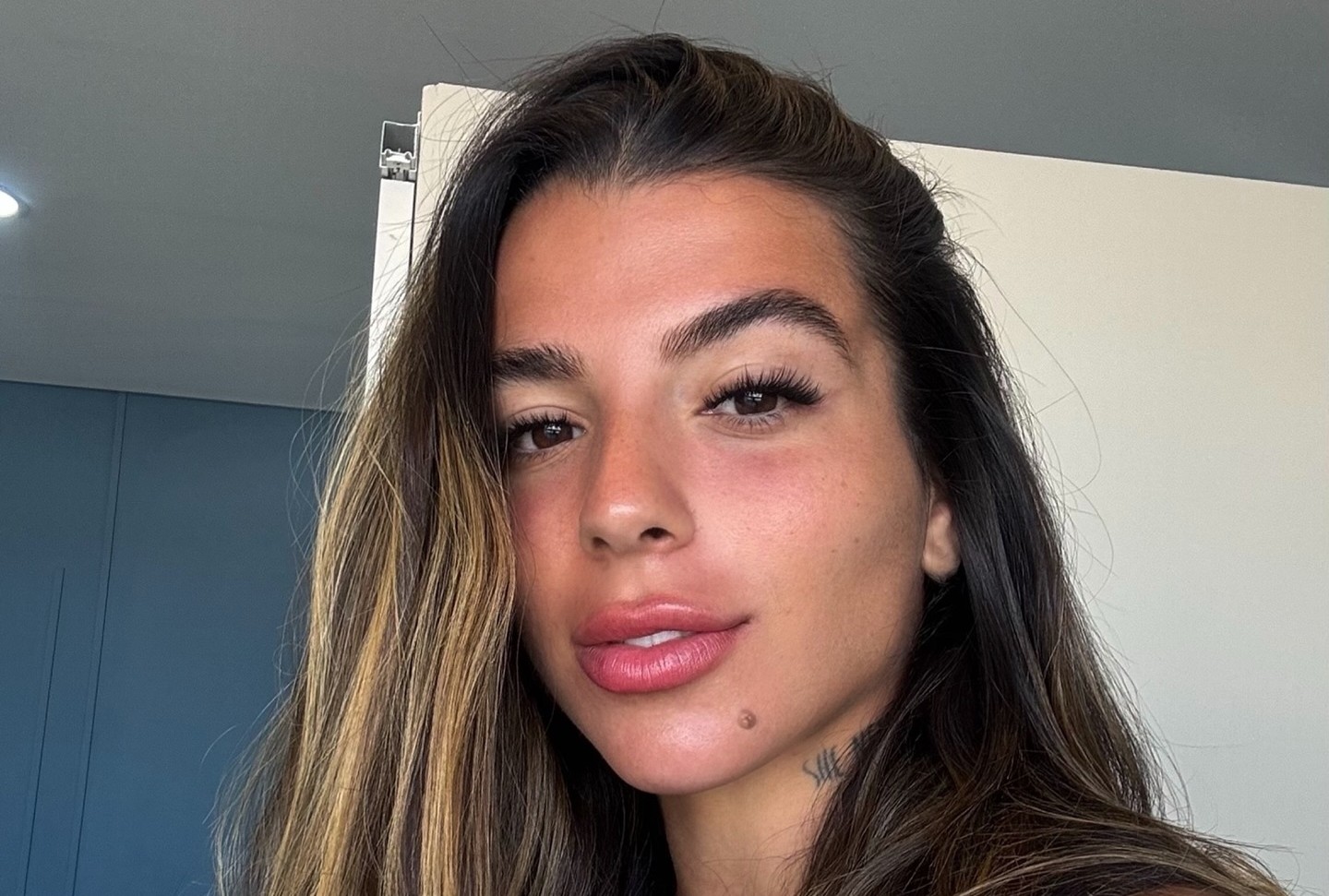 Petra Mattar celebra dois meses de namoro com sósia de MC Cabelinho; foto