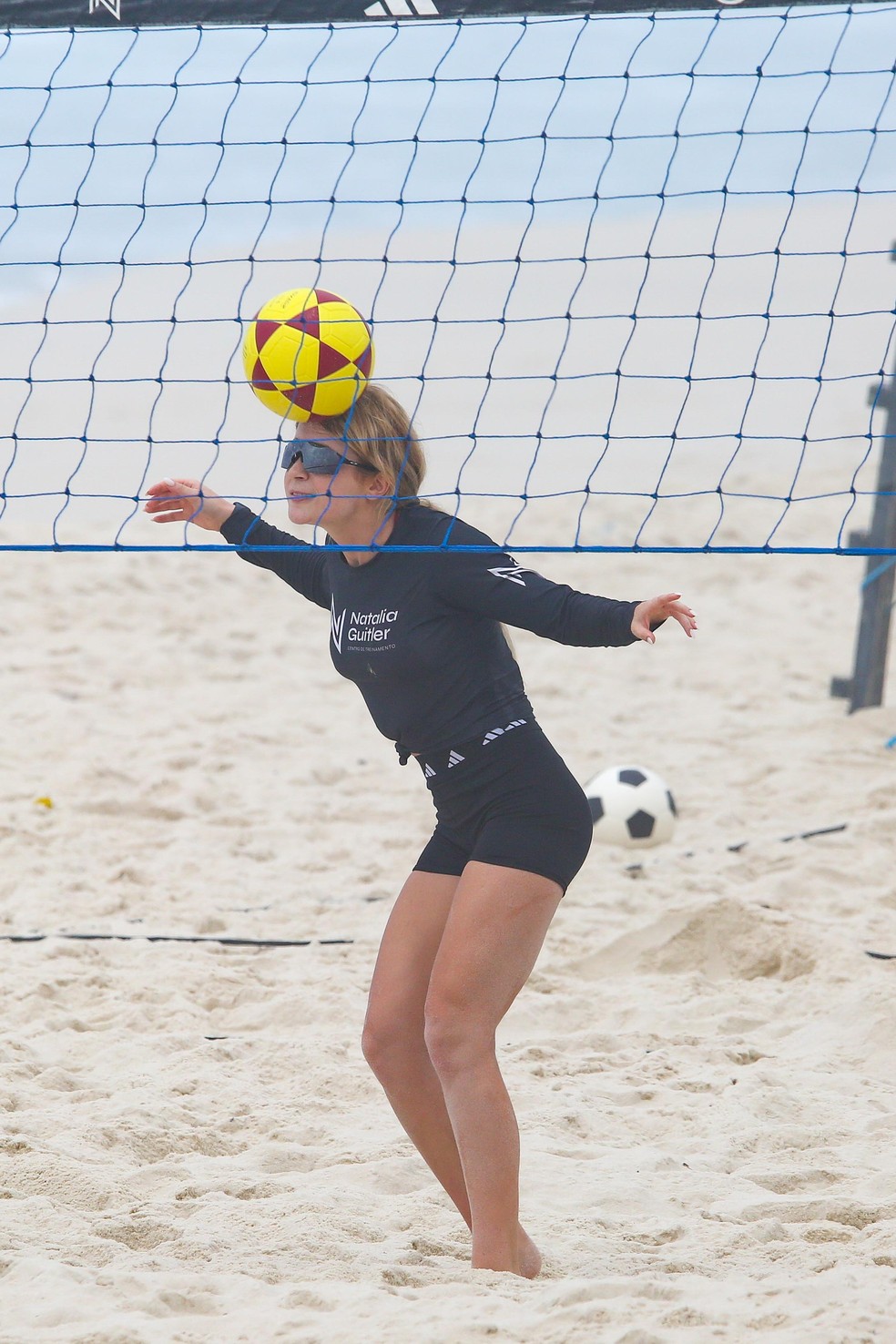 Esforçada! Jade Picon dá tudo de si em treino de futevôlei