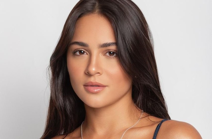 De biquíni, Giullia Buscacio mostra bronze e tatuagens em dia de praia