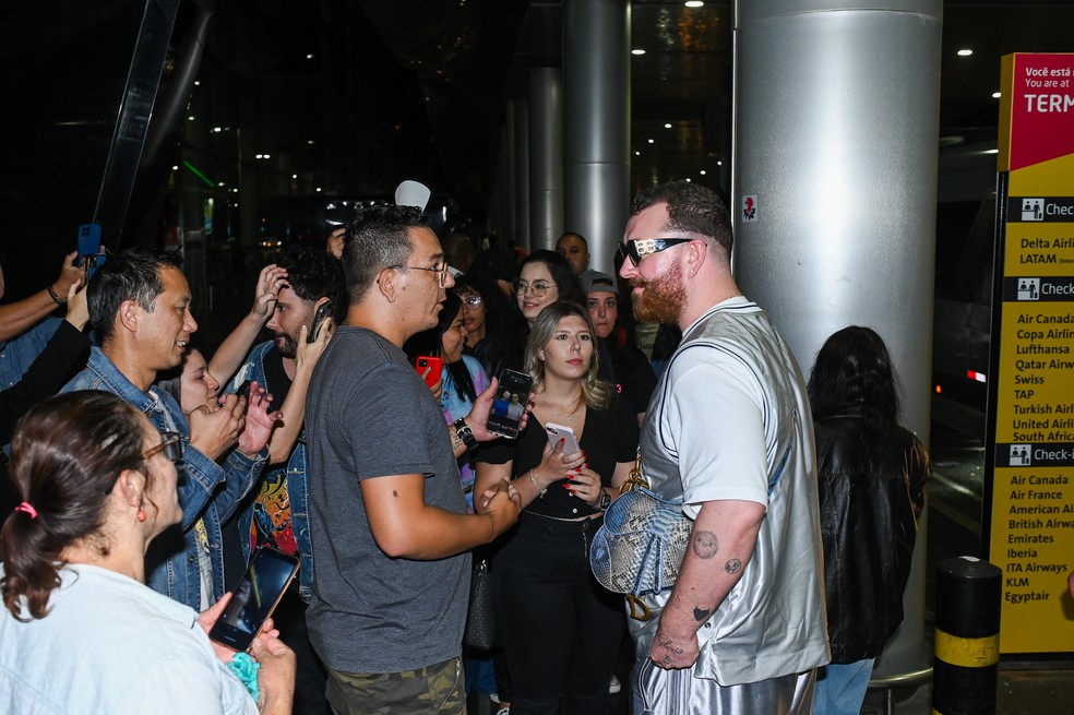 Após show no Lollapalooza, Sam Smith posa com fãs em aeroporto ao ...